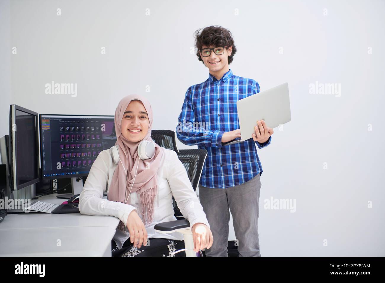 Dual monitor hi-res stock photography and images - Alamy