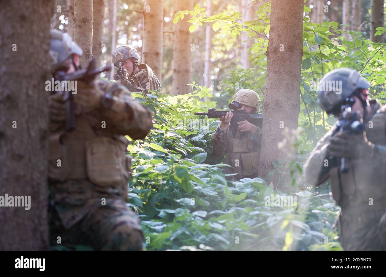Modern warfare Soldiers Squad Running as Team in Battle Formation Stock ...