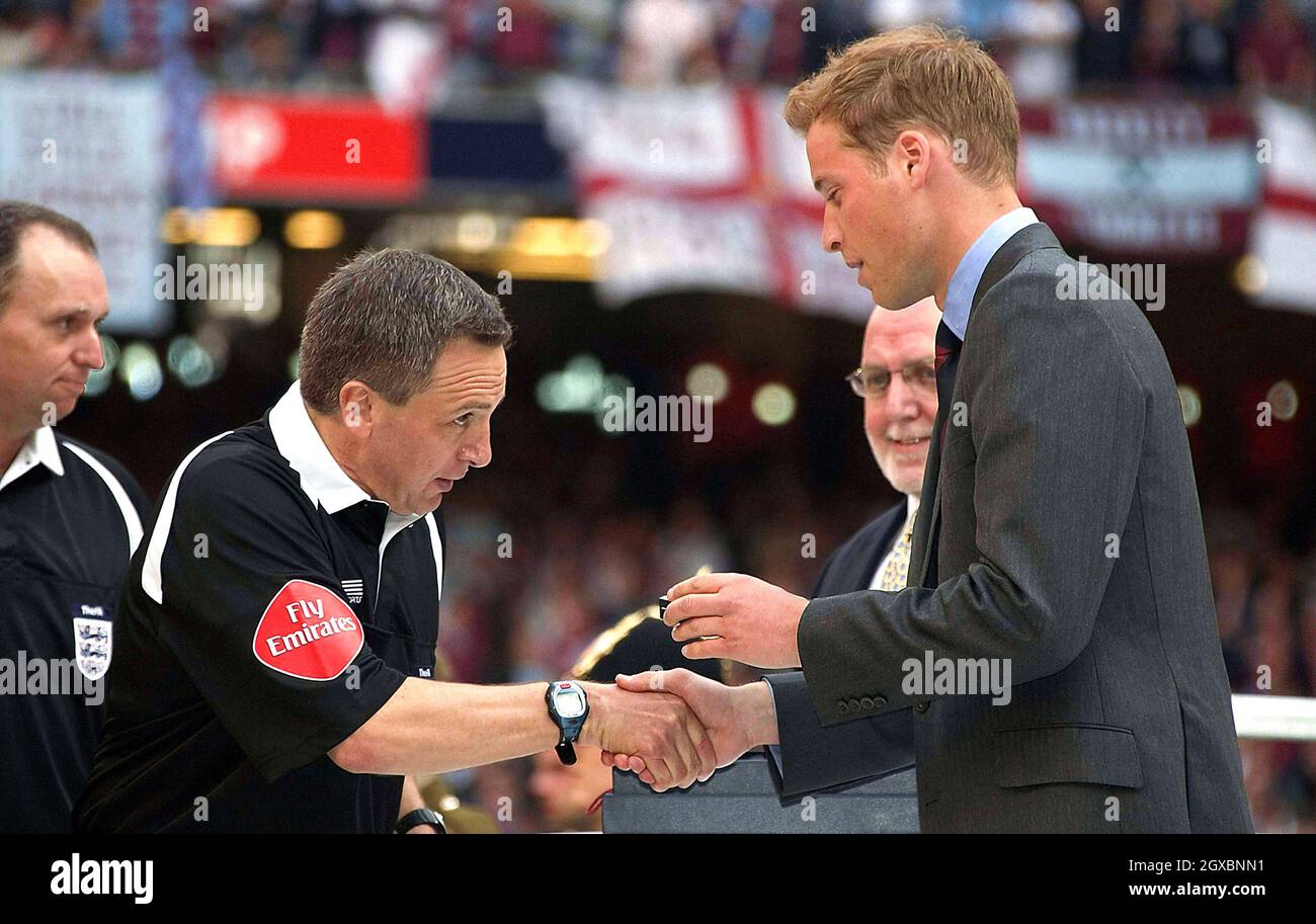 Prince William presents referee Alan Wiley with his medal Stock Photo ...