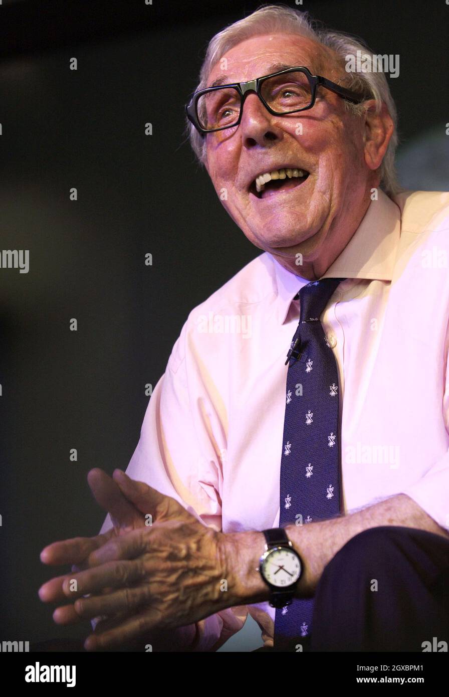 Comedian Eric Sykes talks at the Hay Literary Festival Stock Photo - Alamy