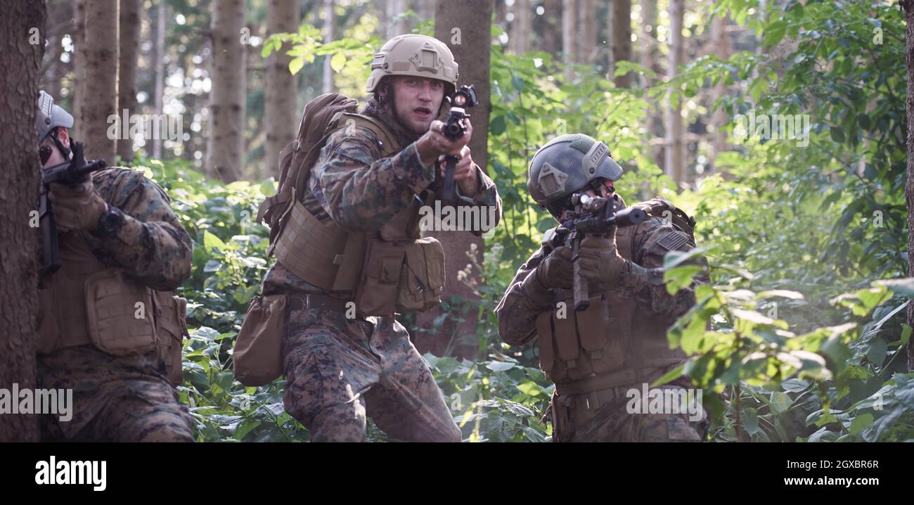 Modern warfare Soldiers Squad Running as Team in Battle Formation Stock ...