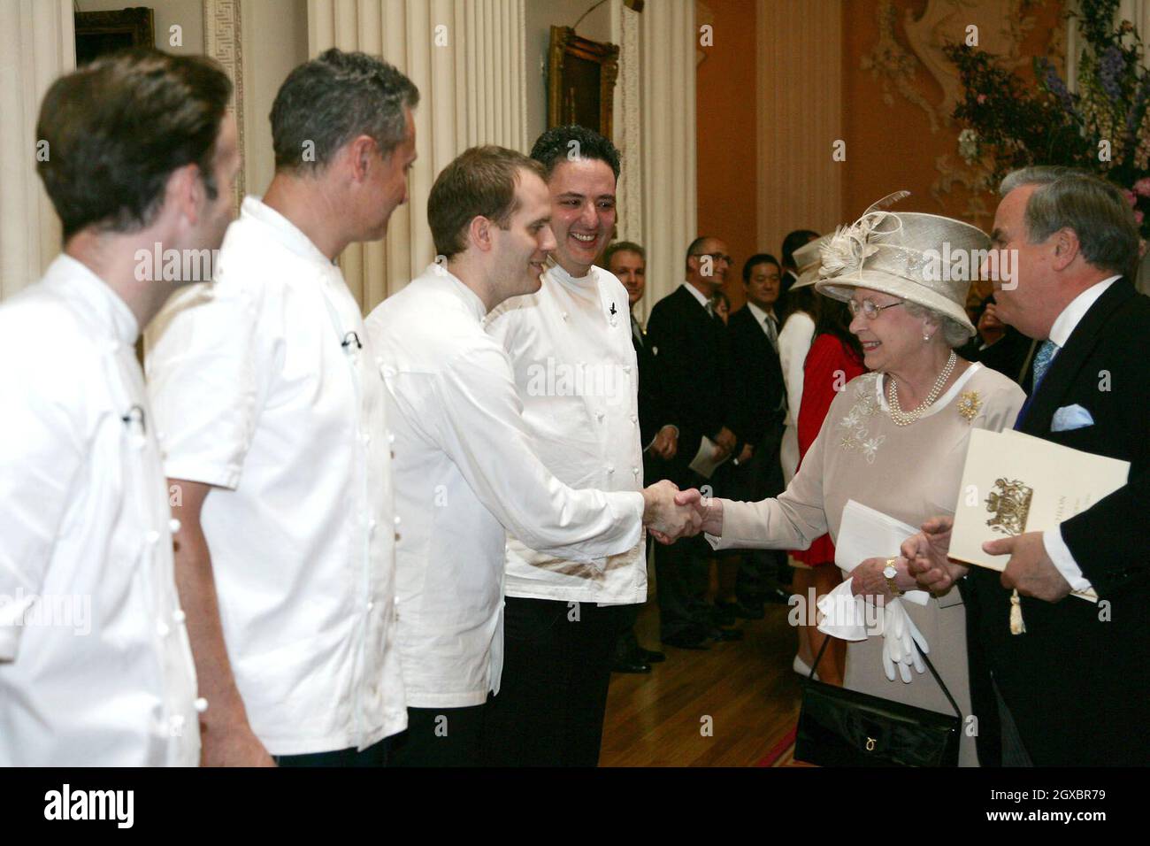 Queen Elizabeth II meets the chefs who created the 'Great British Menu ...
