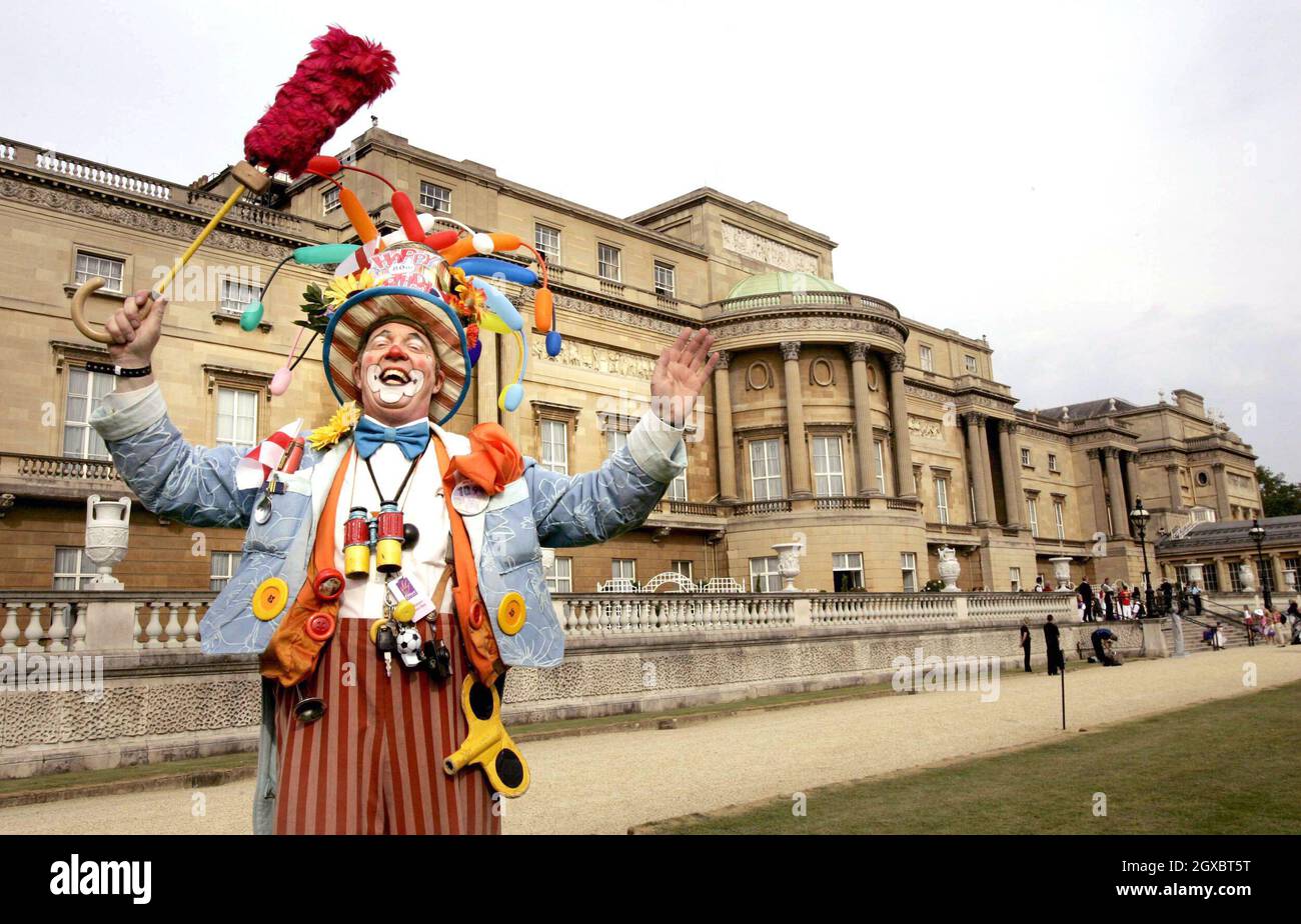 Clown performing hi-res stock photography and images - Alamy