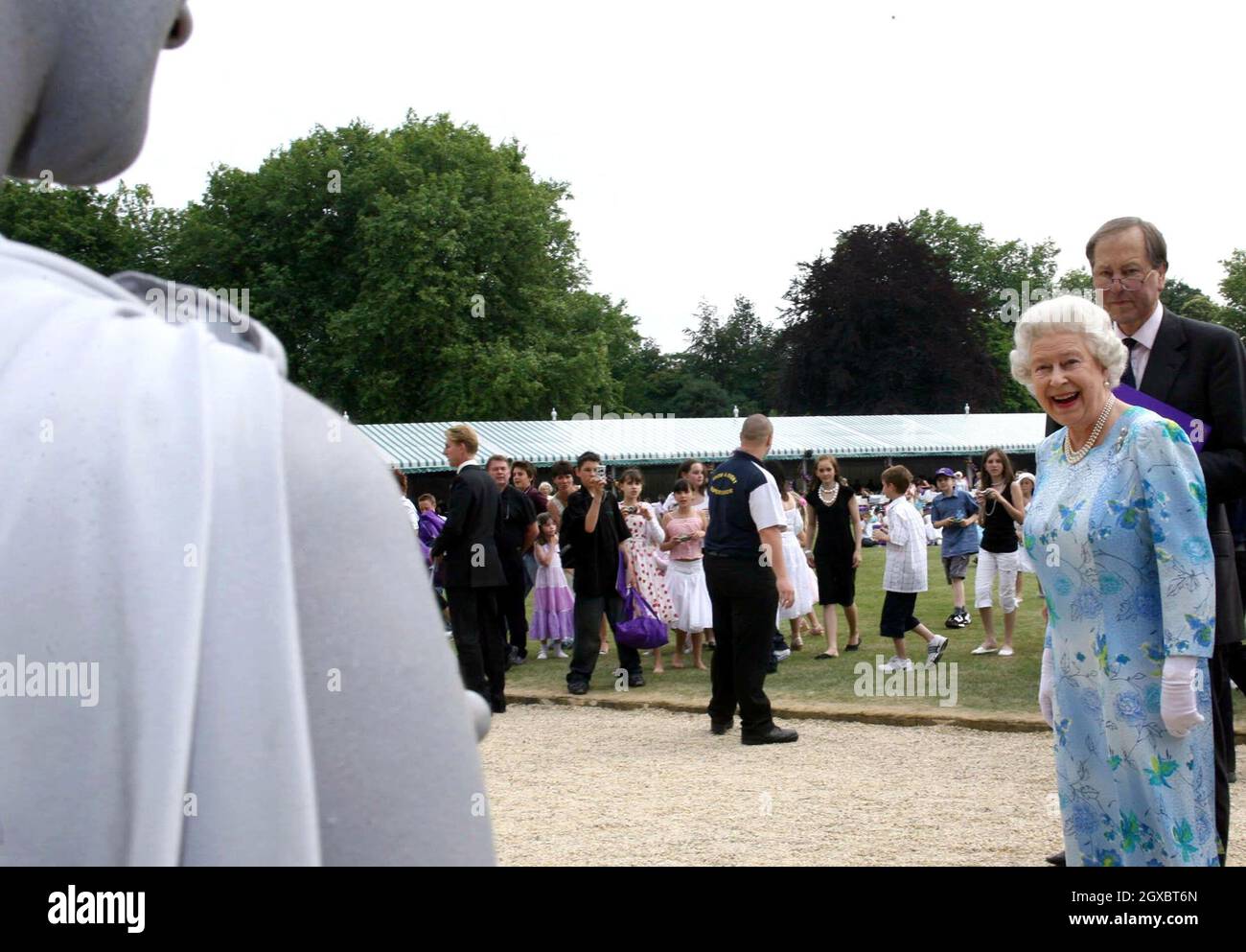 Queen elizabeth ii laughing hi-res stock photography and images - Alamy