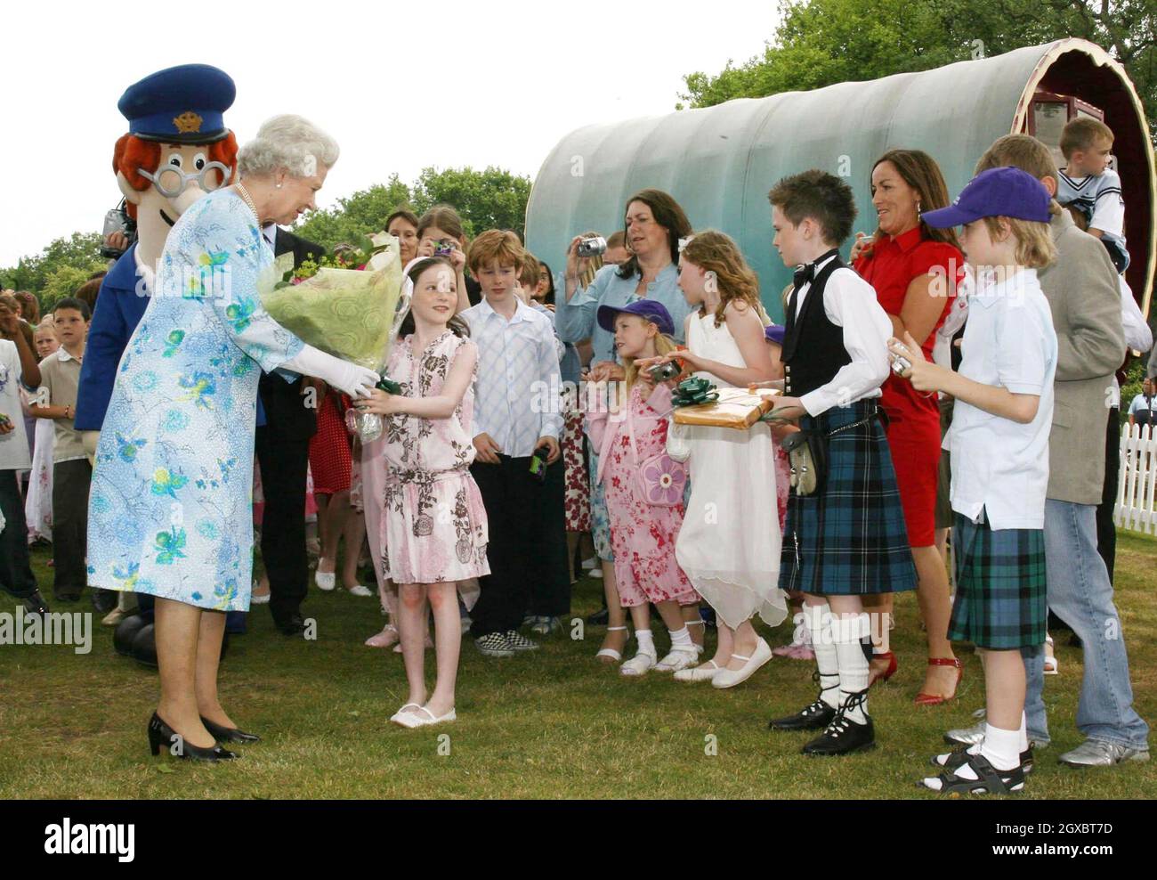 Queen Elizabeth II chats to children Stock Photo - Alamy