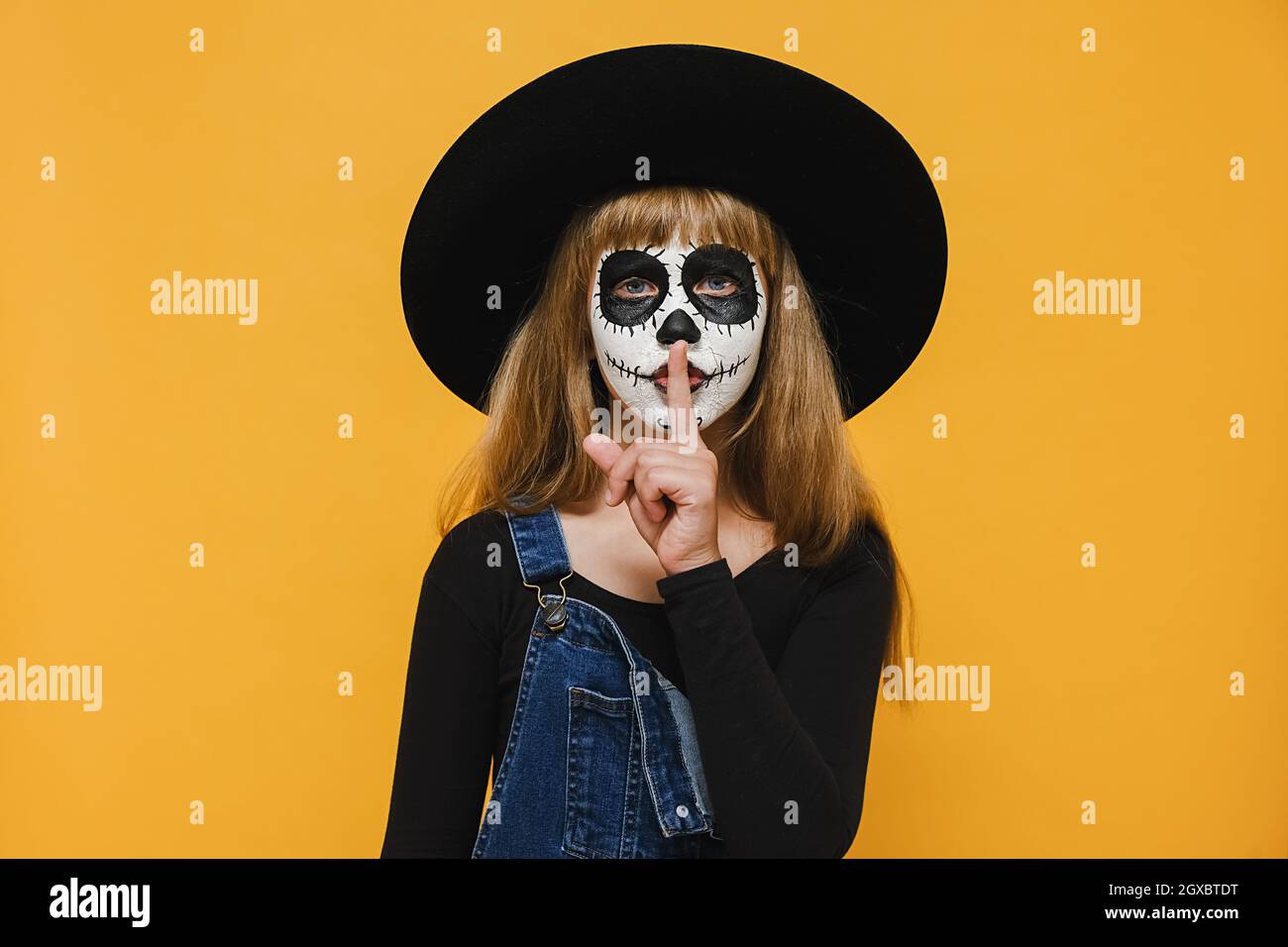 Shhh girl finger lips hi-res stock photography and images - Alamy