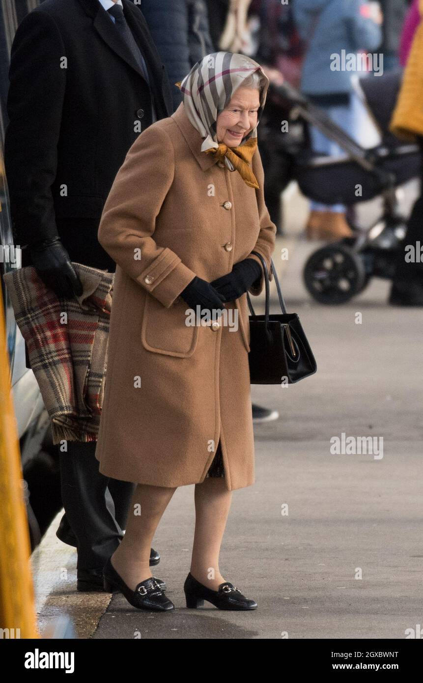 Queen elizabeth ii arrives train hi-res stock photography and images ...