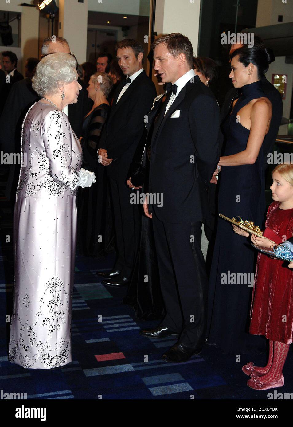 Queen Elizabeth ll shakes chats with Daniel Craig, the new James Bond ...