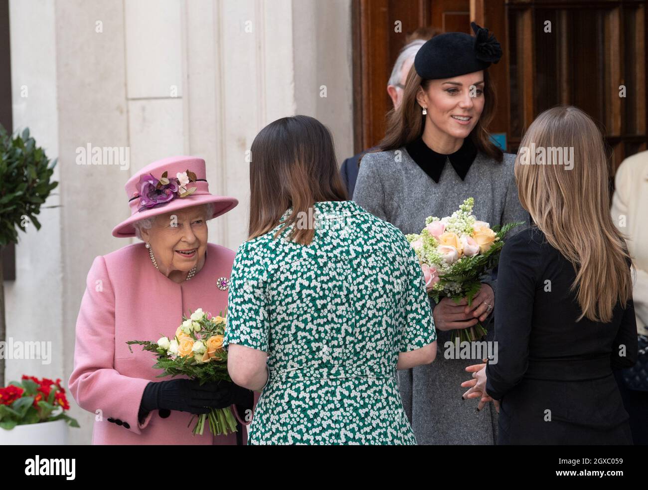 Queen Elizabeth ll and Catherine, Duchess of Cambridge visit King's ...