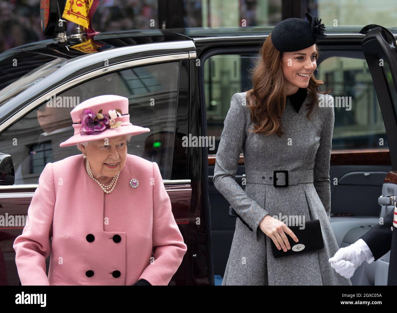 Queen Elizabeth ll and Catherine, Duchess of Cambridge visit King's ...