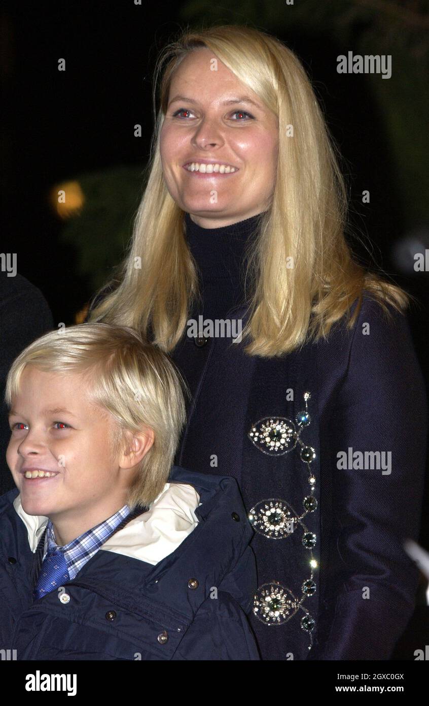 Crown Princess Mette-Marit and son Marius light up the Trafalgar Square ...