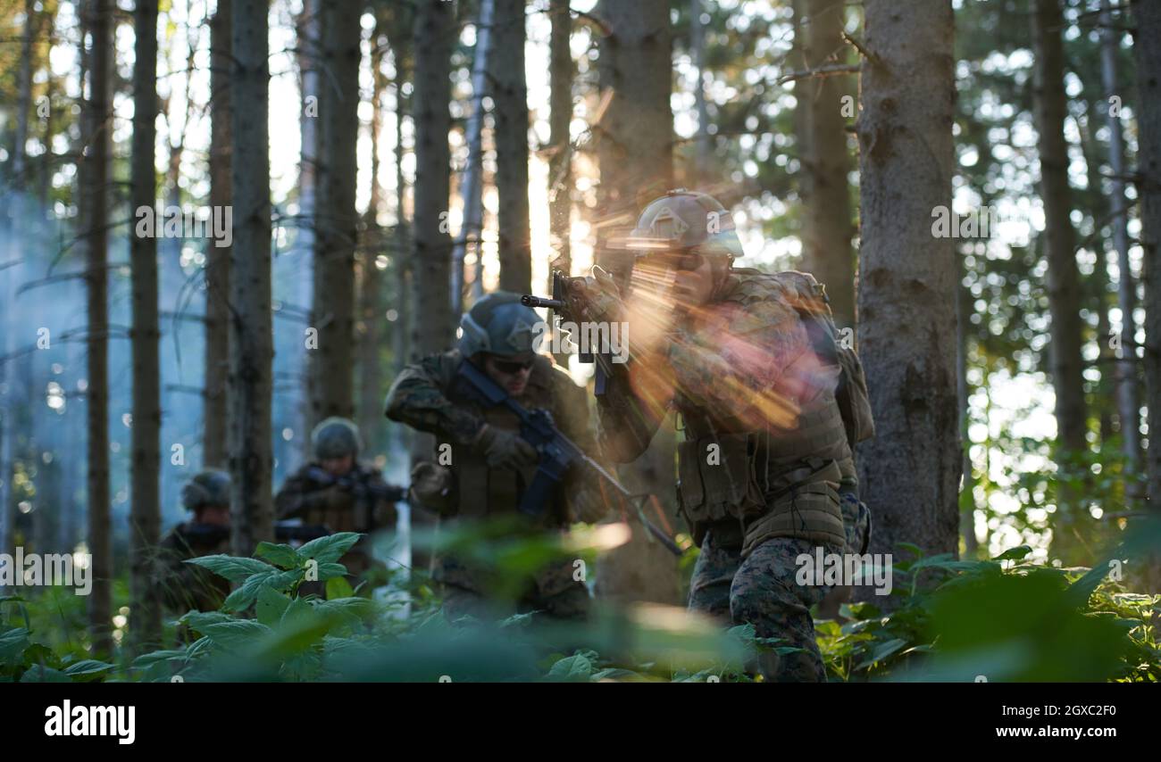 Modern warfare Soldiers Squad Running as Team in Battle Formation Stock ...