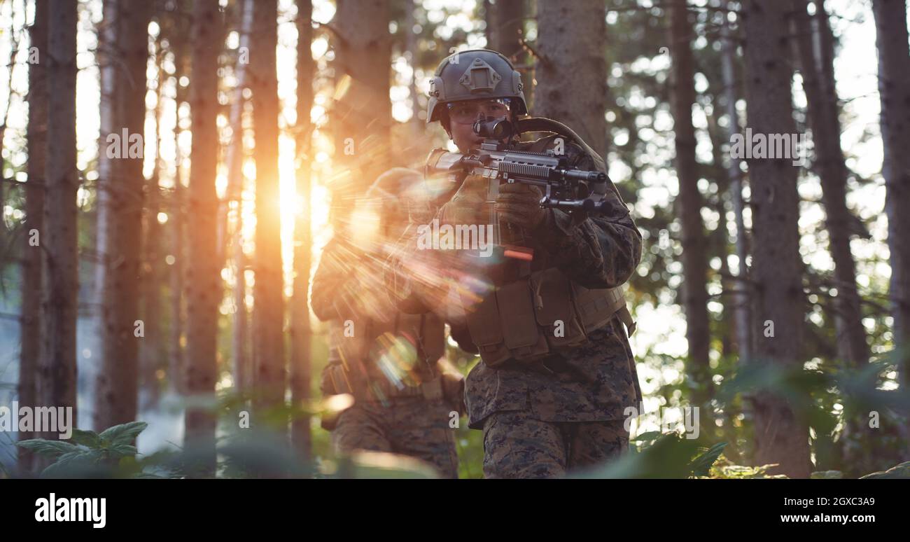 Modern warfare Soldiers Squad Running as Team in Battle Formation Stock ...