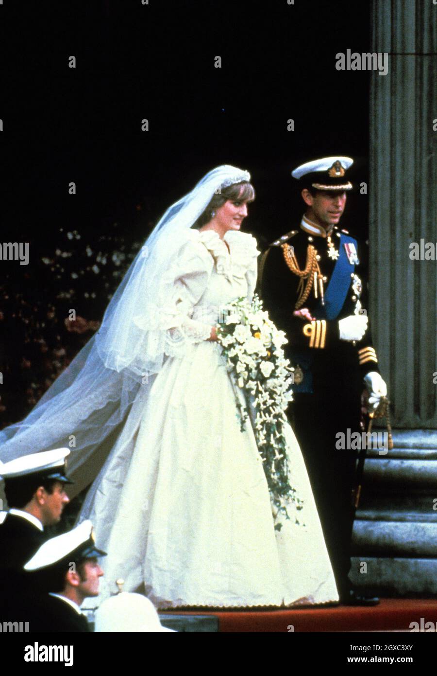 Princess diana charles wedding dress hi-res stock photography and ...