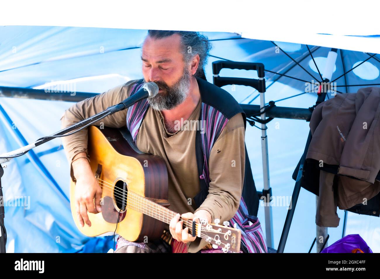 Busking guitarist hi-res stock photography and images - Alamy