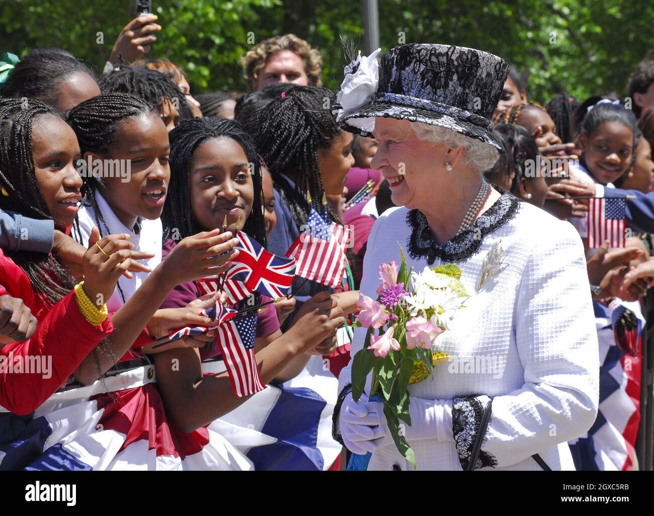 The queen crowd flowers flags hi-res stock photography and images - Alamy