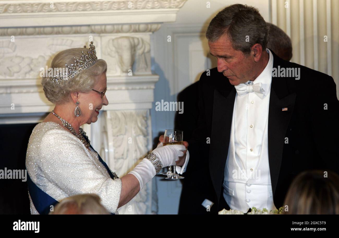 George bush toasts queen elizabeth hi-res stock photography and images ...