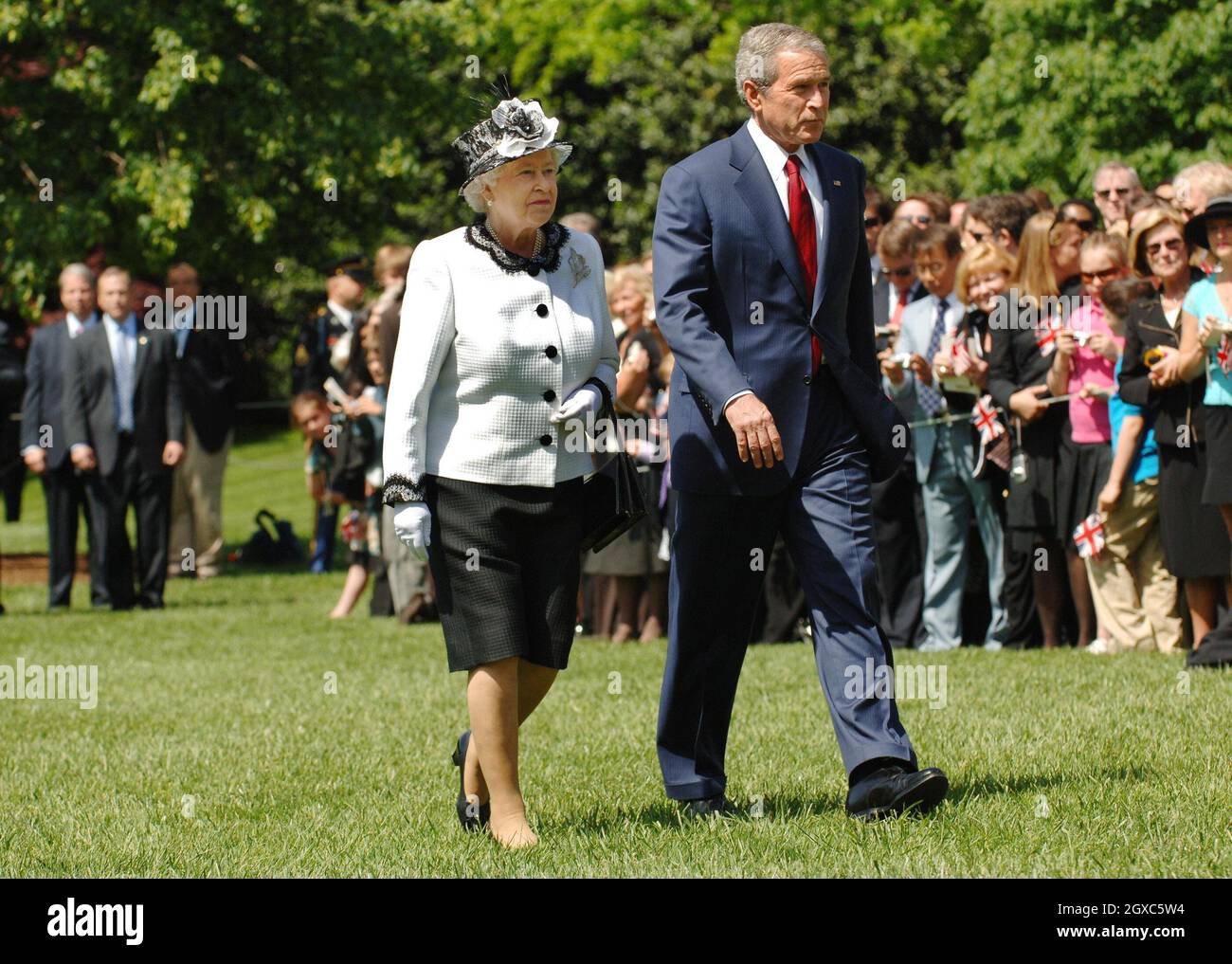 Queen Elizabeth II and George Bush, President of the USA, walk through ...