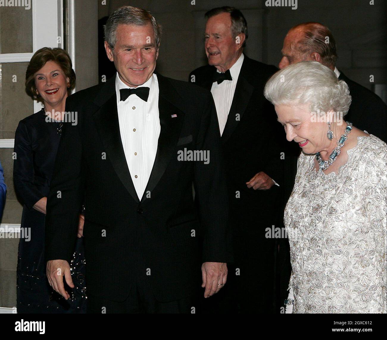 Queen Elizabeth ll and US President George W. Bush arrive at a dinner ...