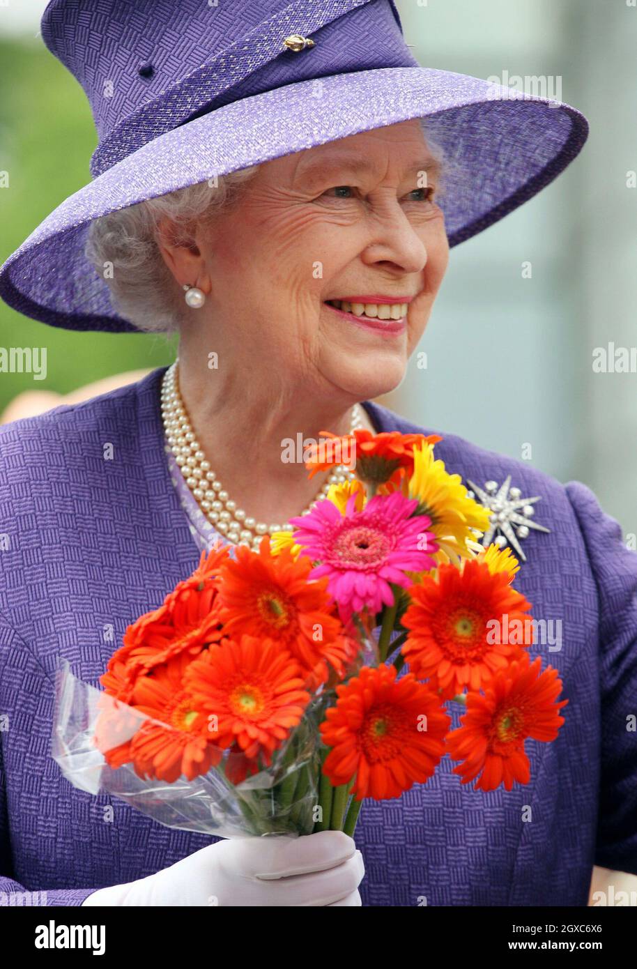 Queen elizabeth ii smile headshot hi-res stock photography and images ...