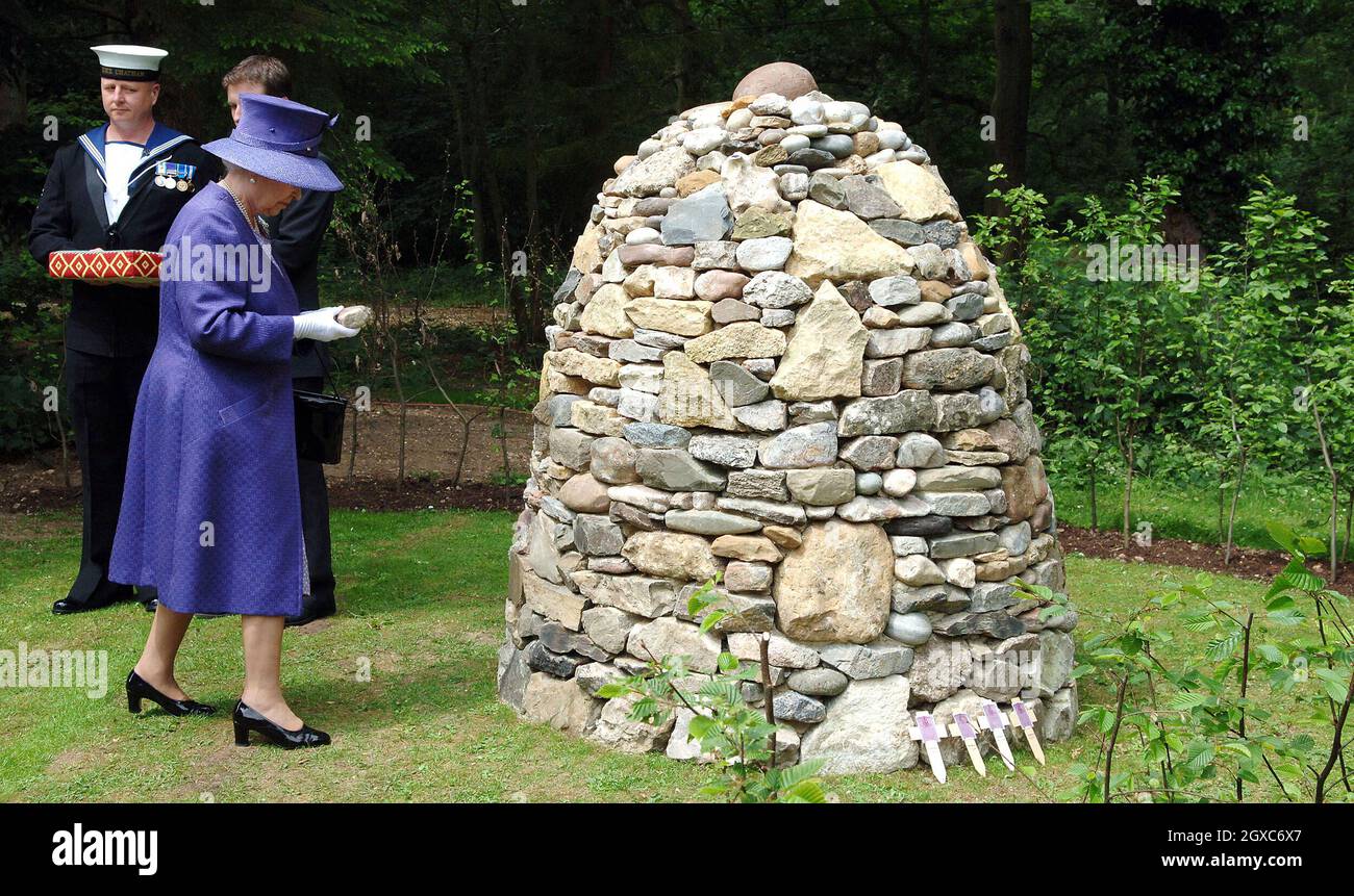 Queen Elizabeth ll lays the HMS Chatham stone on the memorial Cairn ...