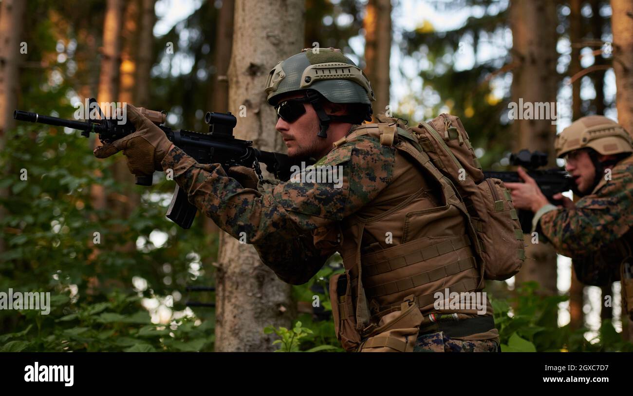 Modern warfare Soldiers Squad Running as Team in Battle Formation Stock ...
