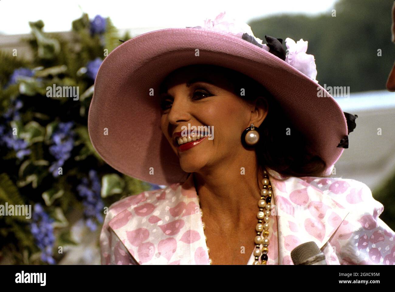 British actress Joan Collins enjoys her day out at the races Stock ...