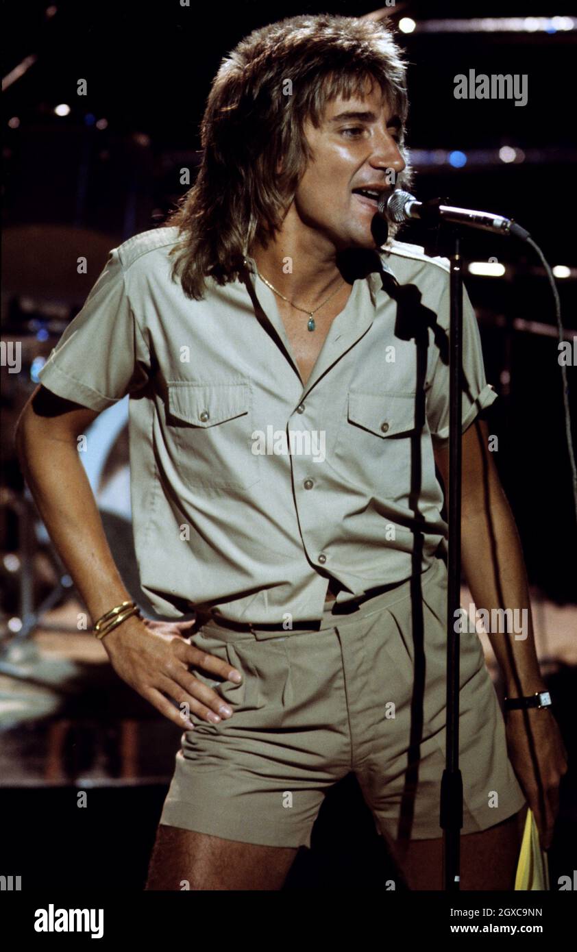 Rock star Rod Stewart performing on stage, circa 1975 Stock Photo - Alamy