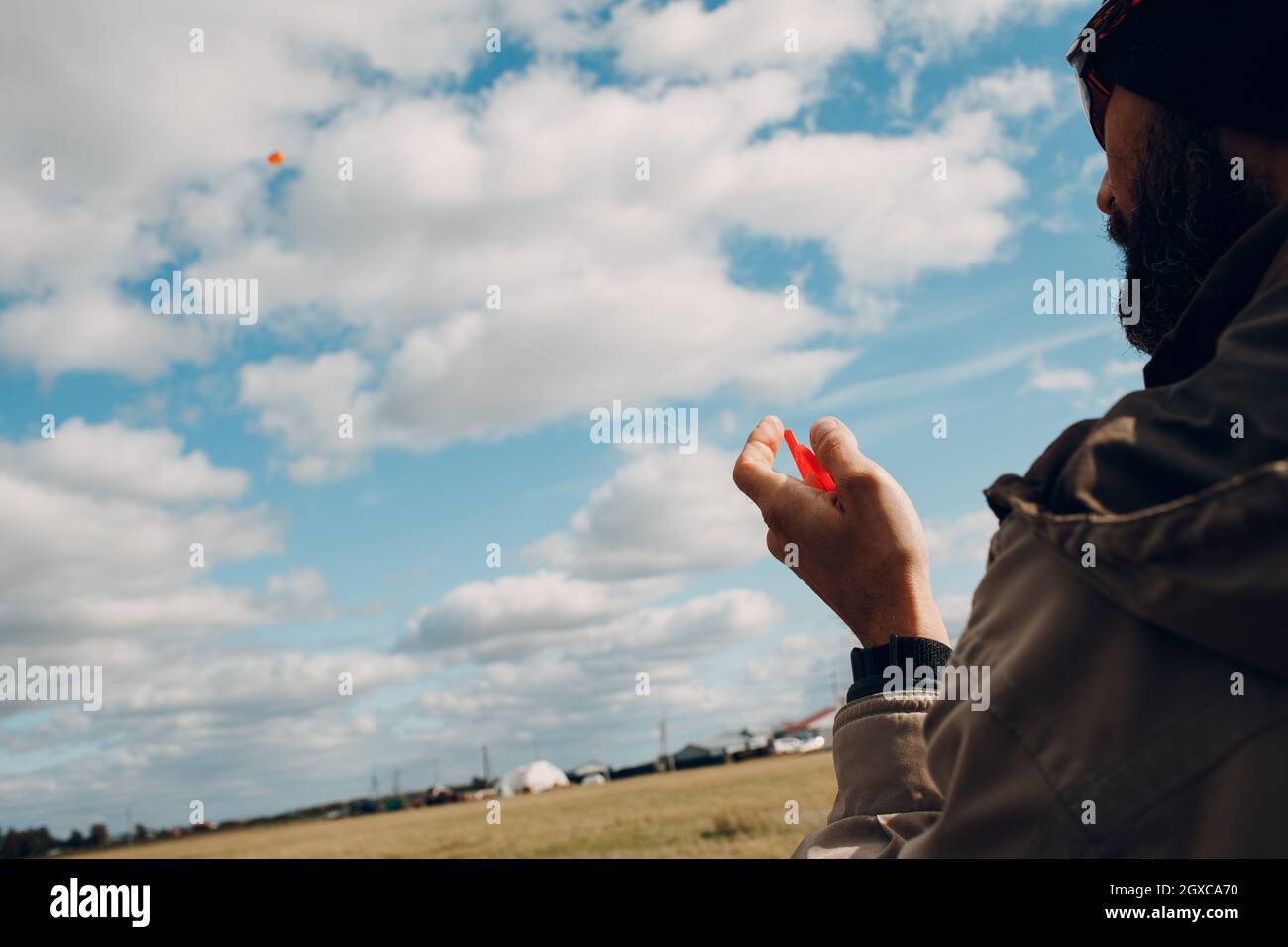 Man flying a kite hi-res stock photography and images - Alamy