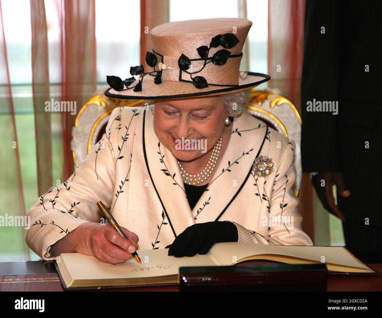 Queen elizabeth ii signs prime minister hi-res stock photography and ...
