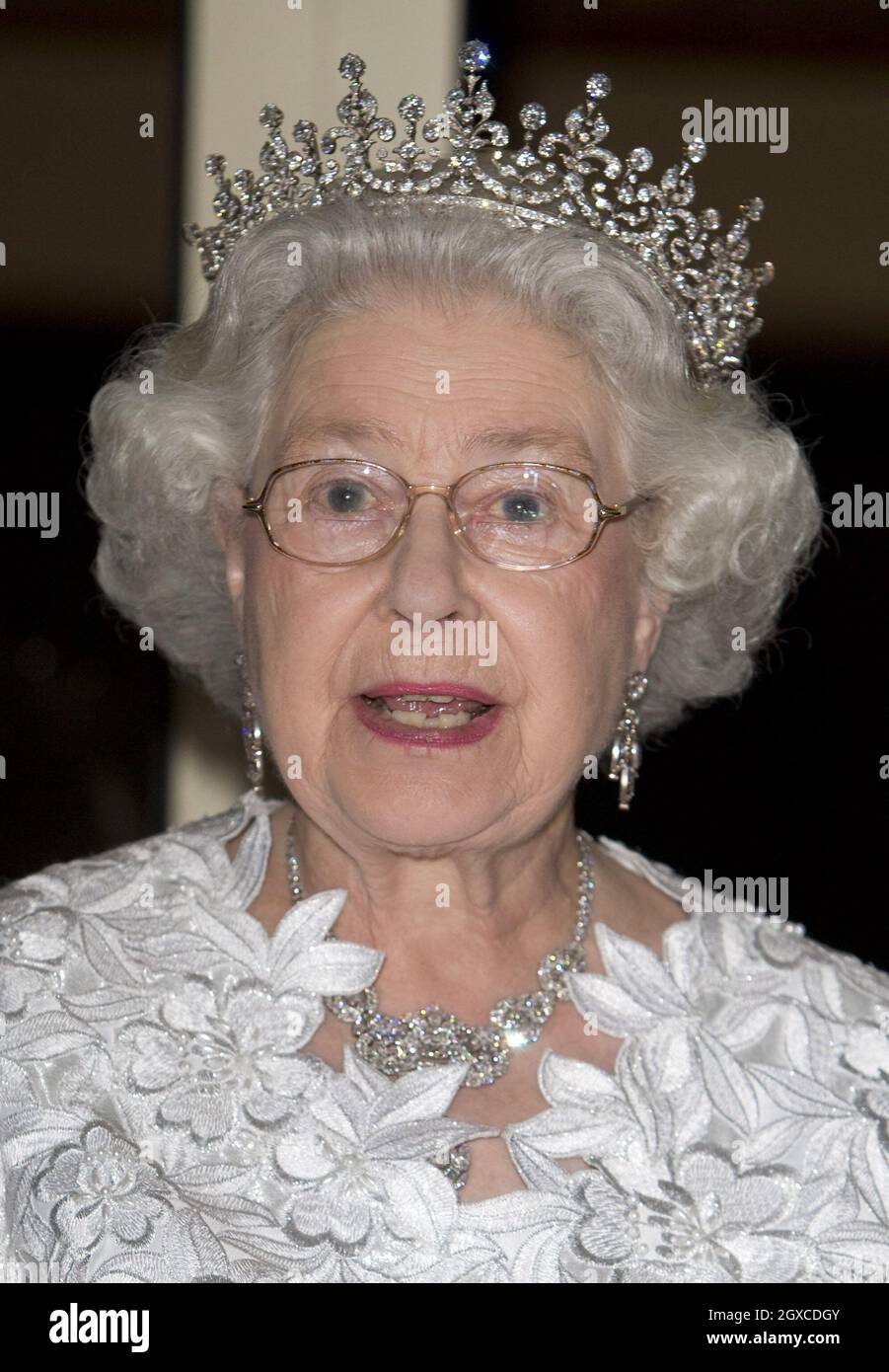 Queen elizabeth crown headshot hi-res stock photography and images - Alamy