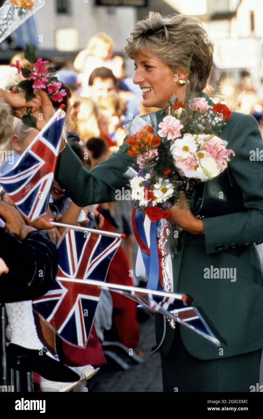 Princess Diana delights the general public by greeting the adoring ...