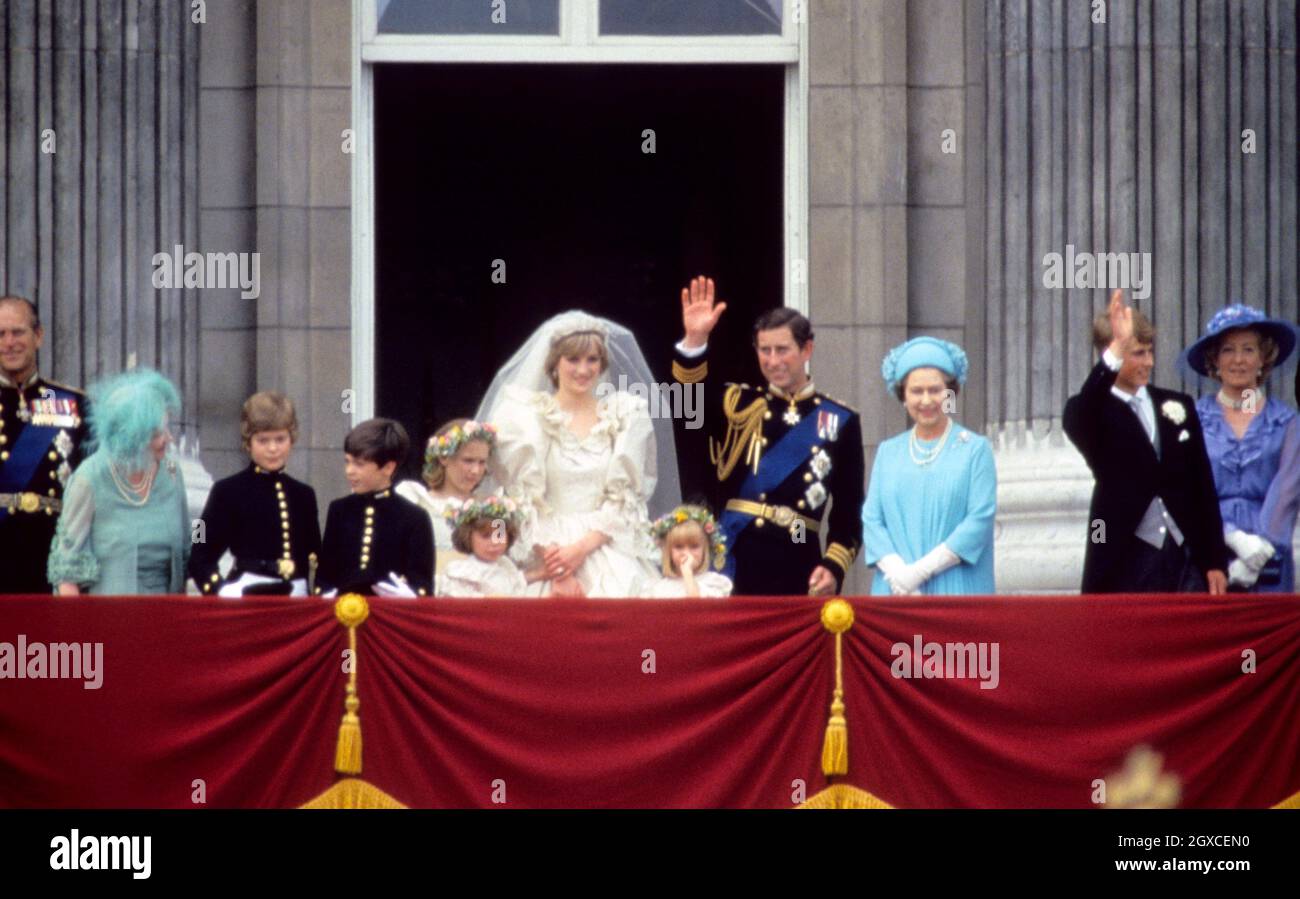 Princess Diana stands on the balcony on her wedding day as Prince ...