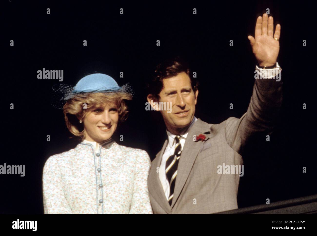 Princess Diana and Prince Charles greet the crowd Stock Photo - Alamy