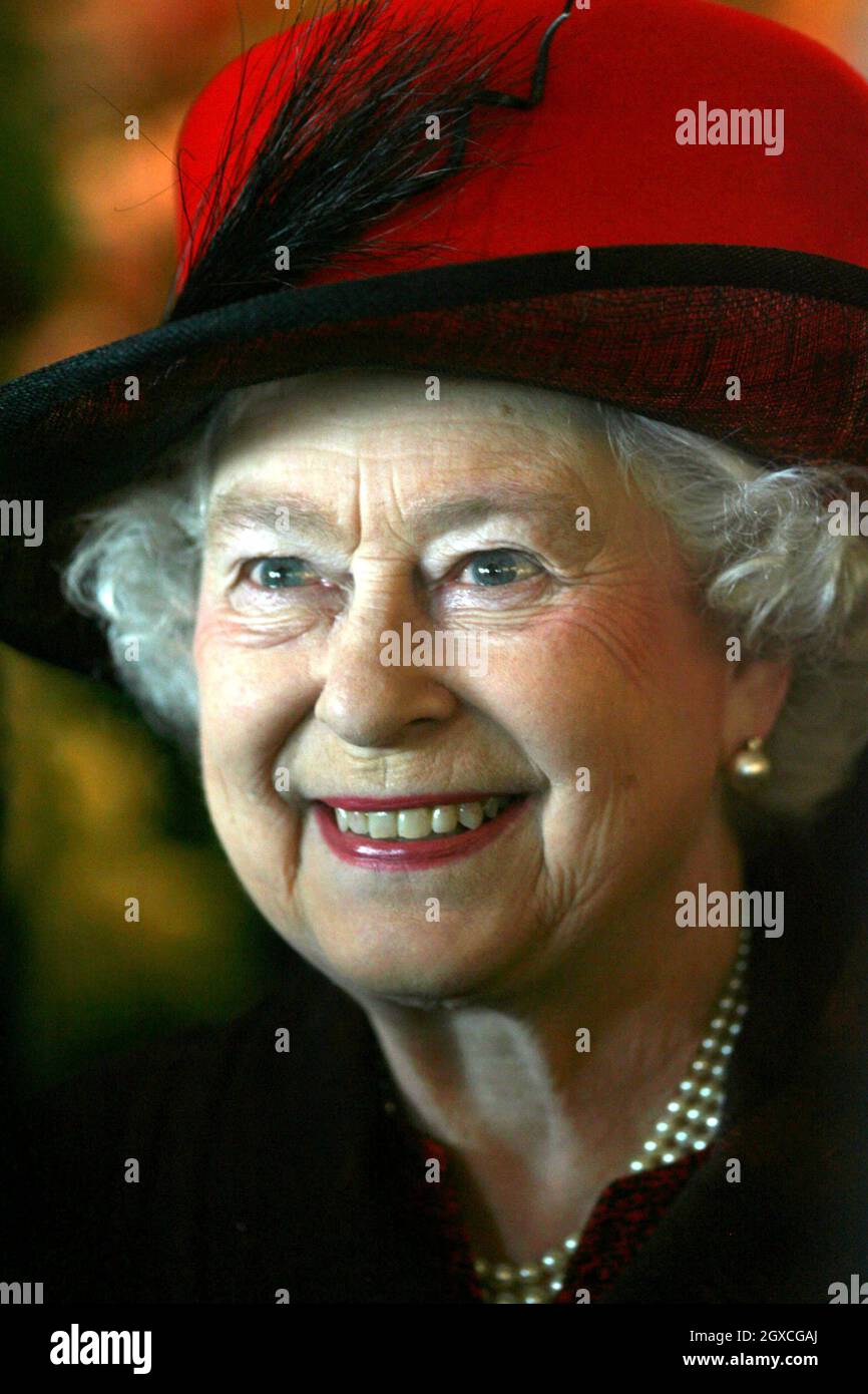 Queen Elizabeth II officially opens the new Terminal 5 at Heathrow ...
