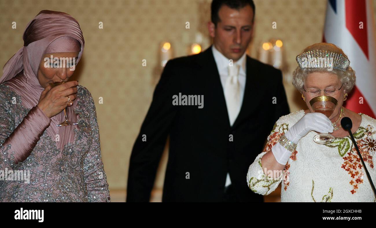 Queen Elizabeth II and Hayrunnisa Gul, wife of President Abdullah Gul ...