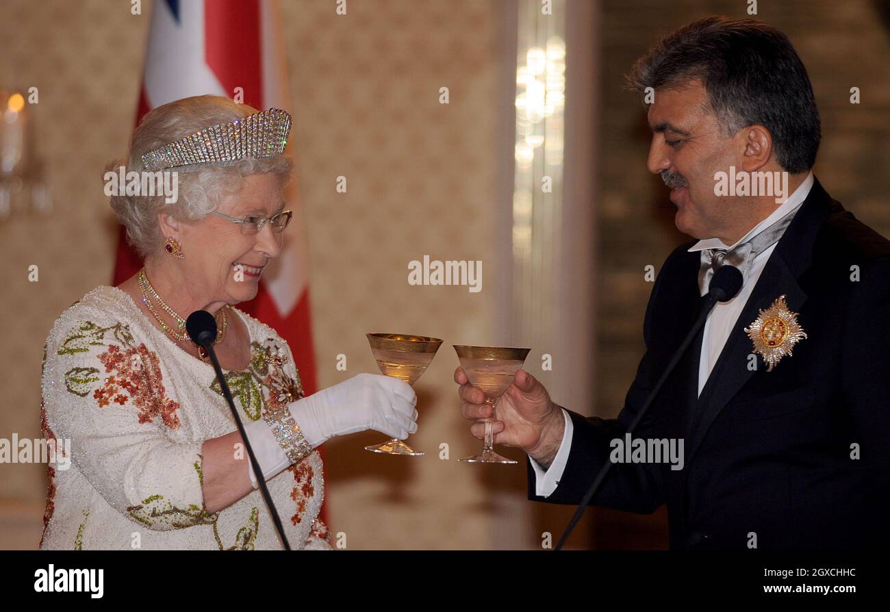 Queen Elizabeth II and President Abdullah Gul toast at the State ...