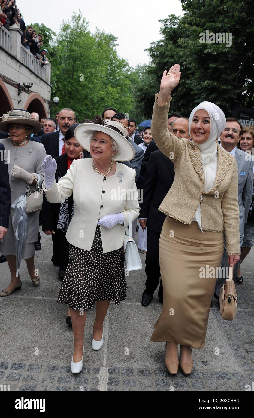 Queen Elizabeth ll and Turkish First Lady Hayrunnisa Gul wave to ...