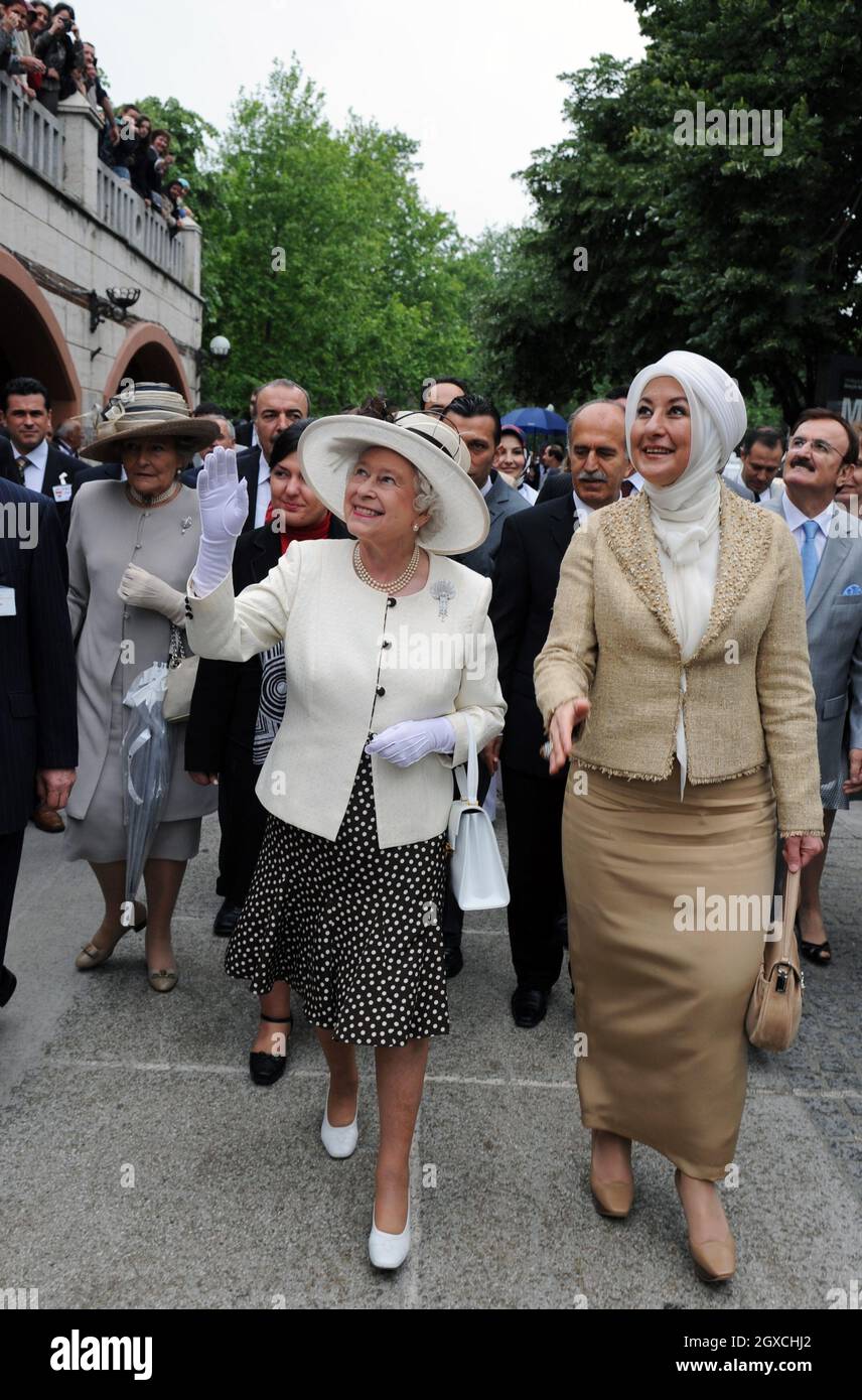 Queen Elizabeth ll and Turkish First Lady Hayrunnisa Gul wave to ...