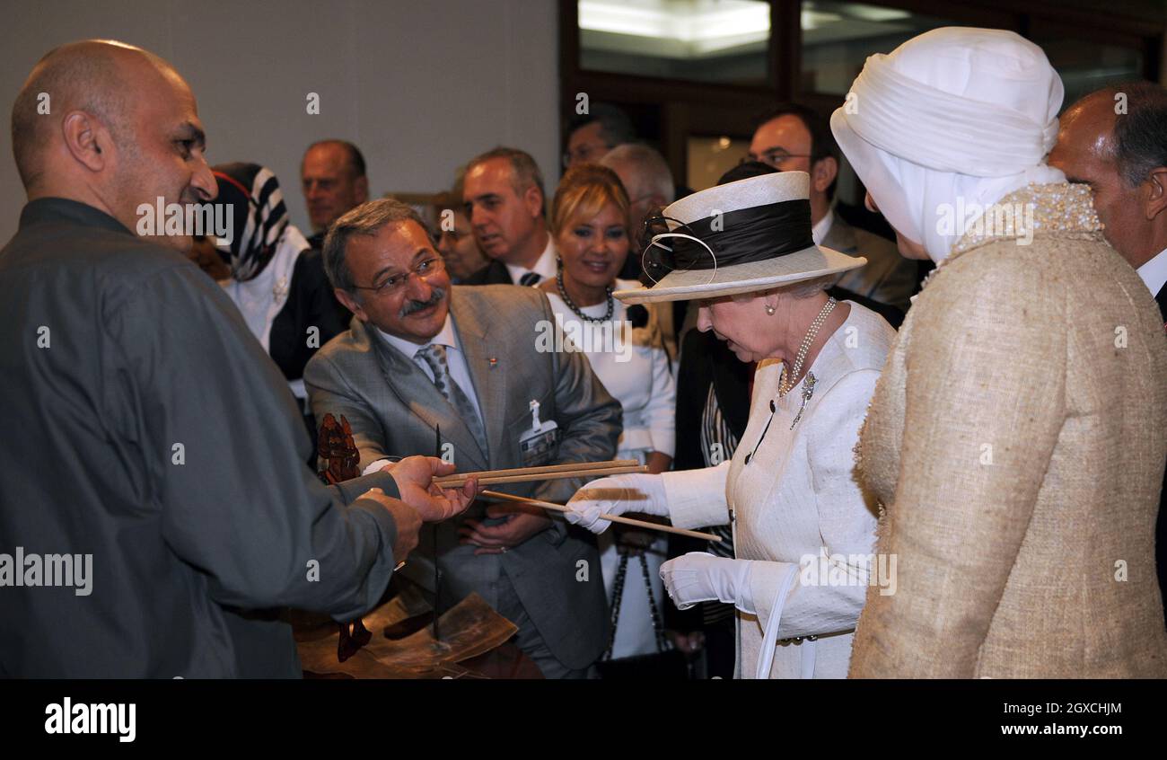 Queen Elizabeth ll and Turkish First Lady Hayrunnisa Gul examine ...