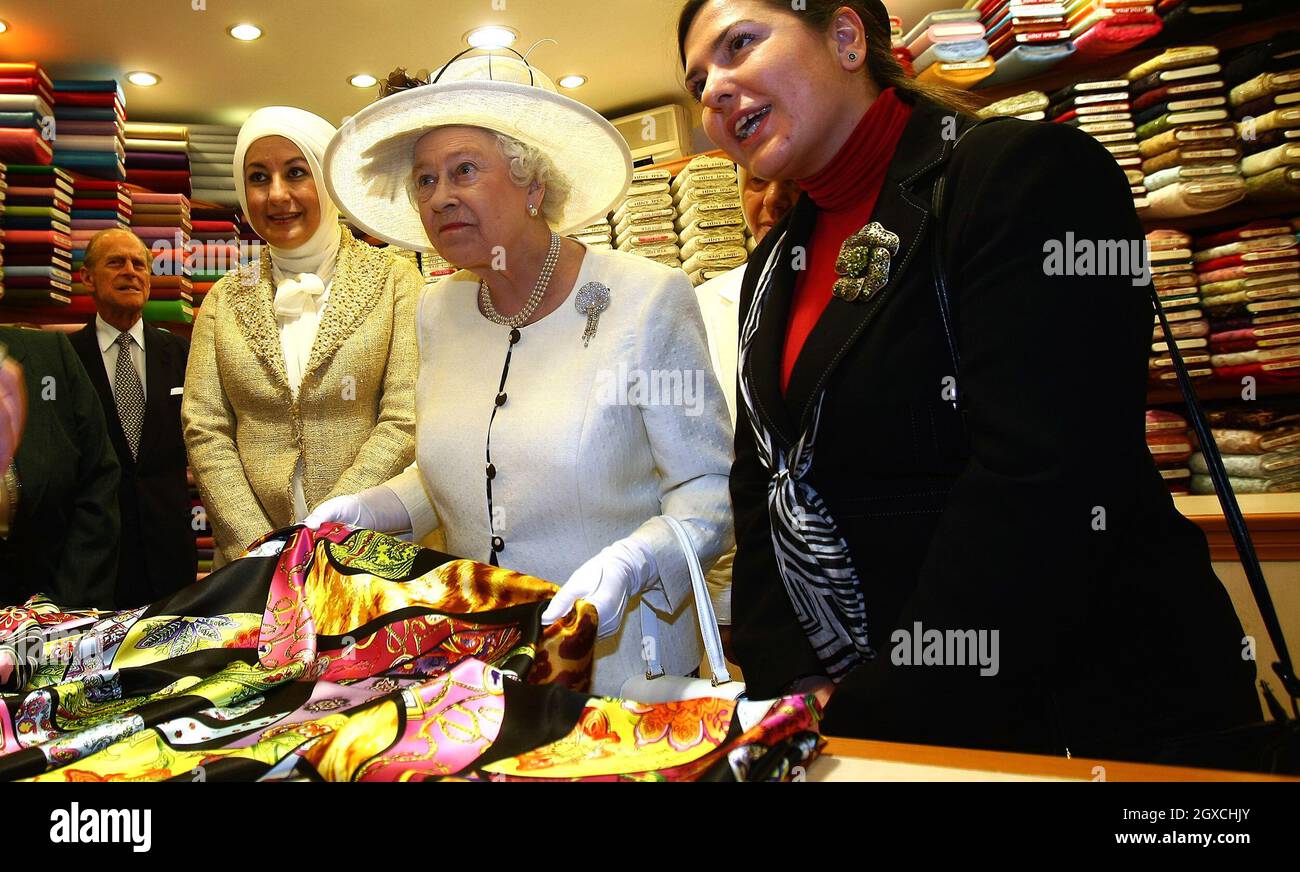 Queen Elizabeth ll enjoys looking around colourful silk and textile ...