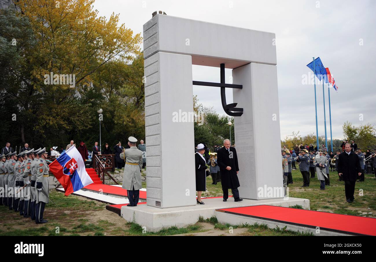 Queen Elizabeth ll and President Ivan Gasparovic walk through Freedom ...
