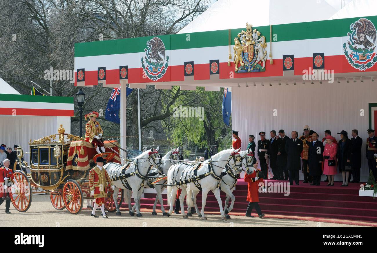The Queen at the ceremonial Mexican State visit on Horse Guards, London ...