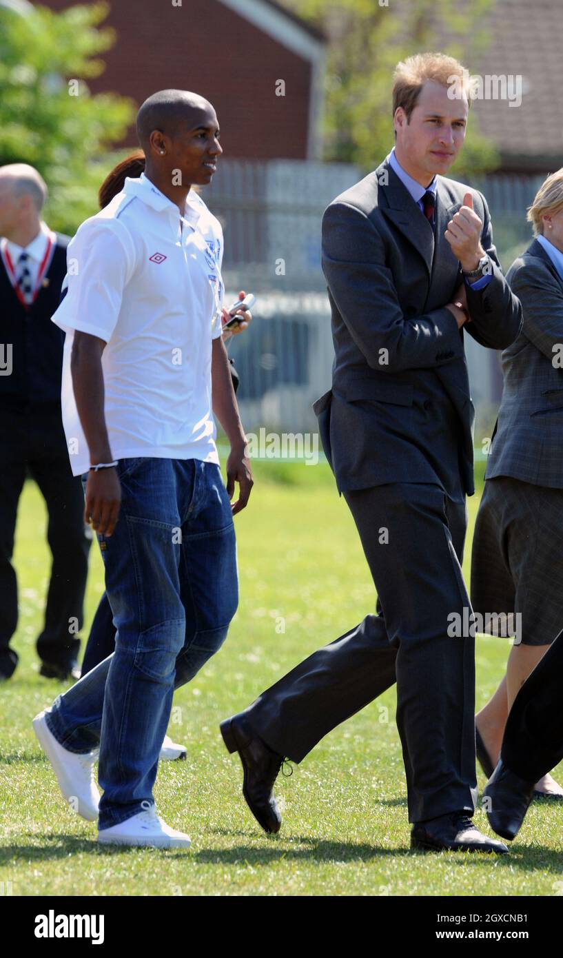 Young footballers talking hi-res stock photography and images - Alamy