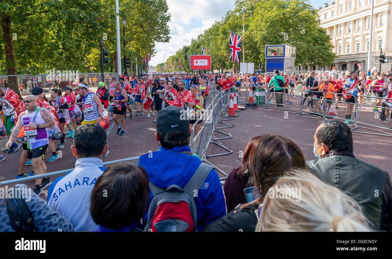 Marathon runners in the mall london hi-res stock photography and images ...
