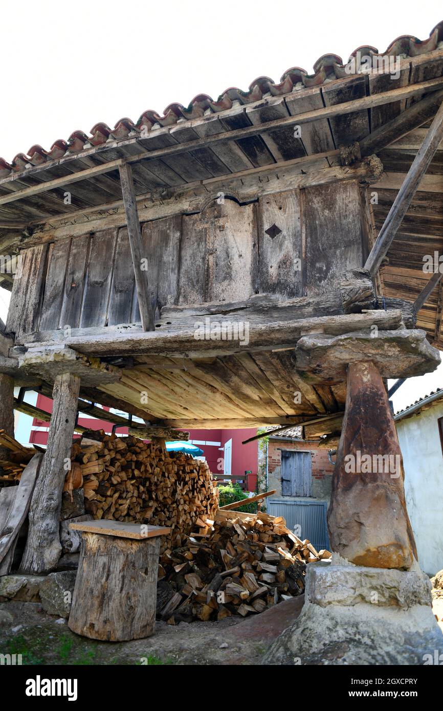 Traditional granery hi-res stock photography and images - Alamy