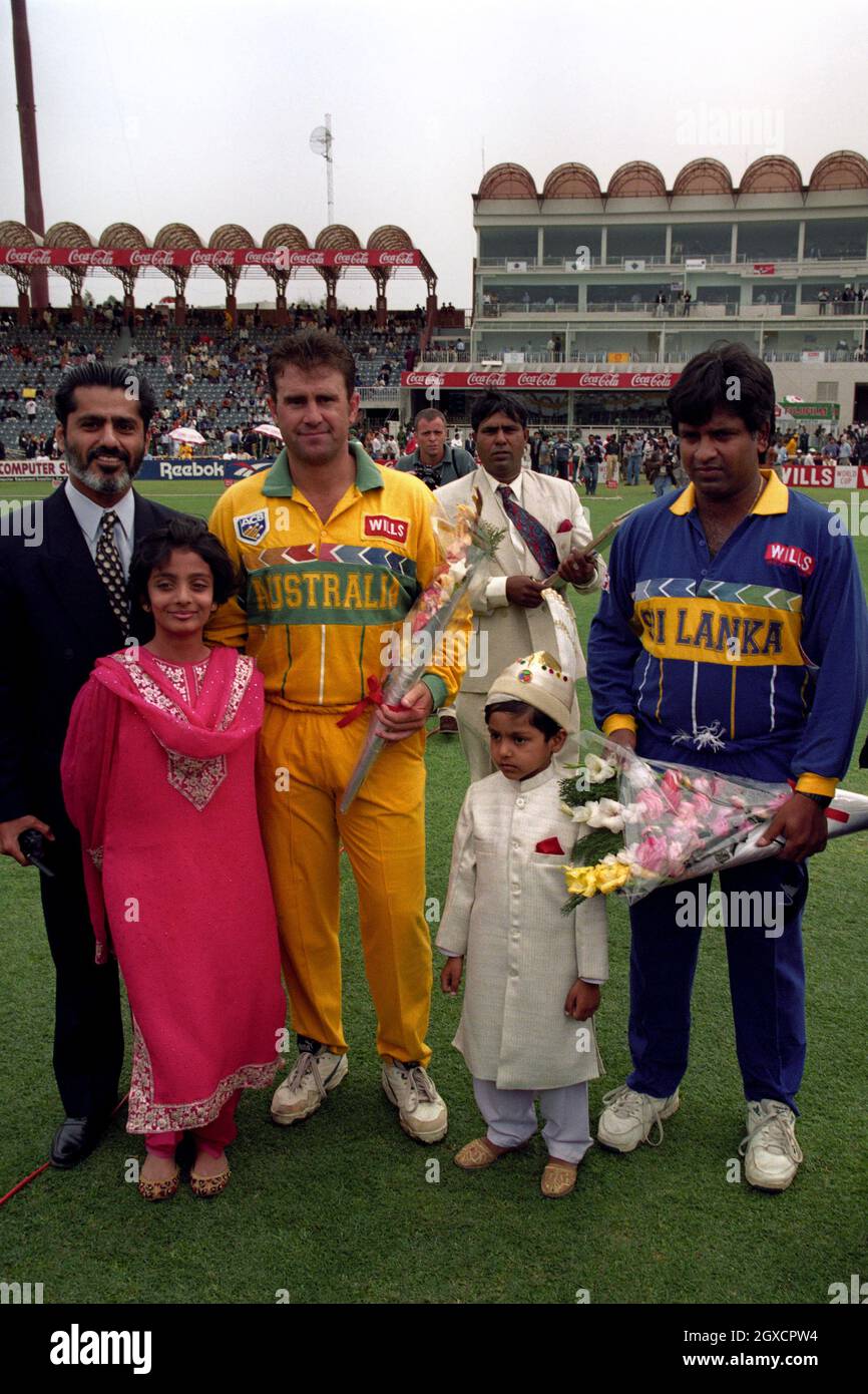 Team captains Mark Taylor (l) and Arjuna Ranatunga have a photo ...