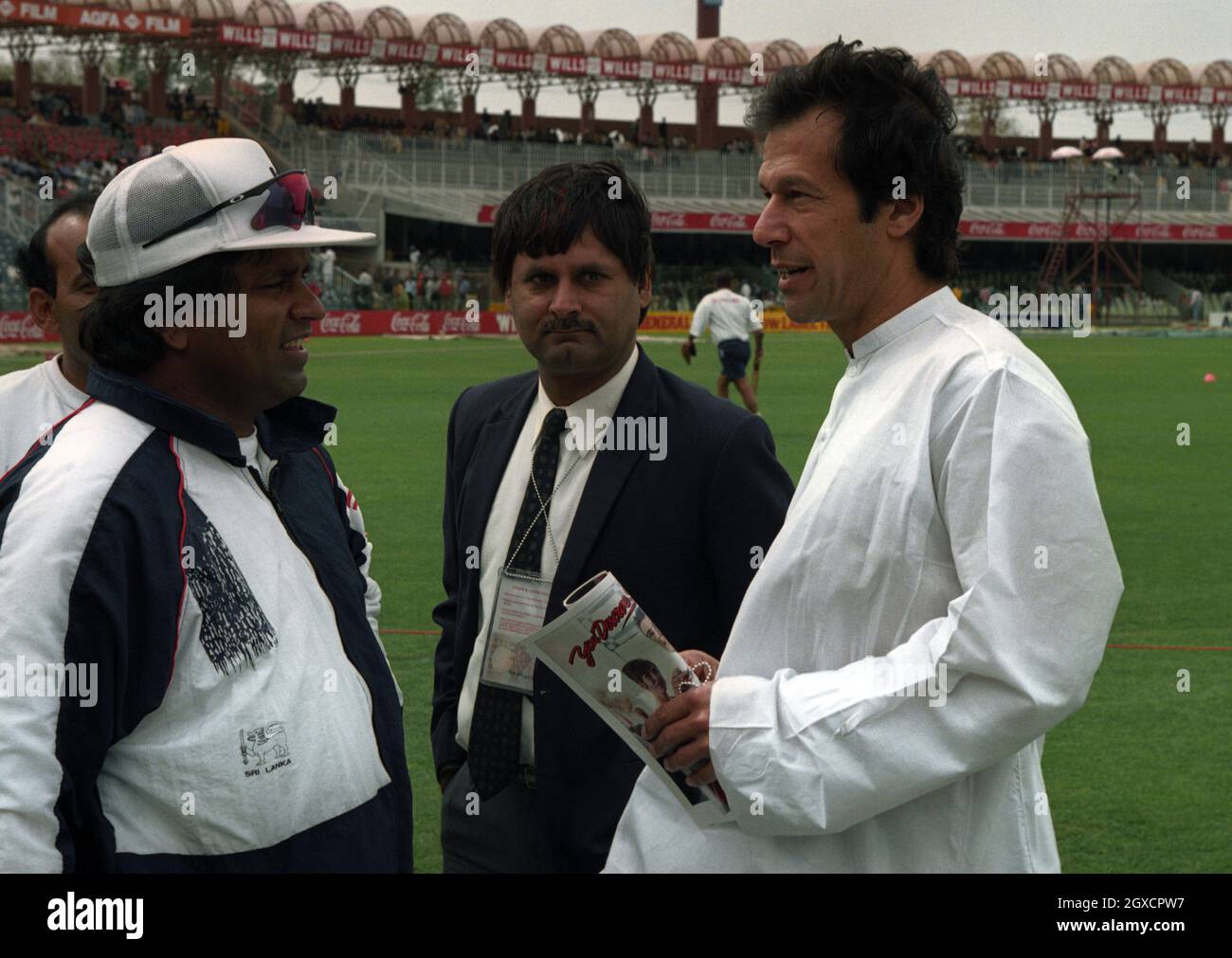 Former Pakistani cricketer Imran Khan (r) chats with Sri Lanka captain ...