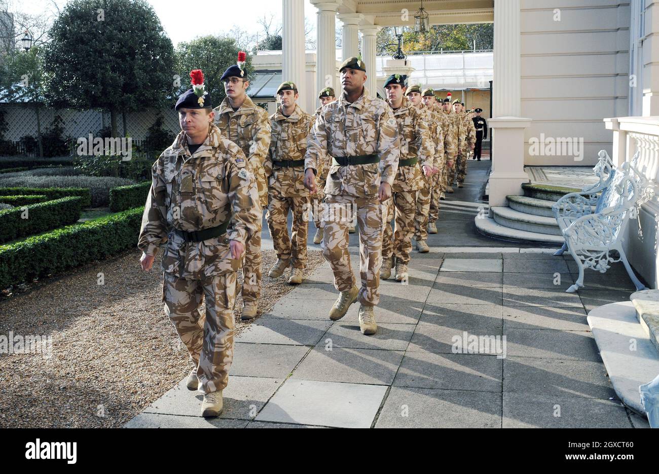 Soldiers from the 4th Battalion, the Mercian Regiment arrive at ...