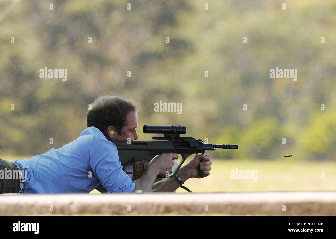 Prince William fires a F-89 Minimi Machine gun at Holsworthy Army ...